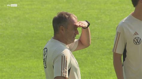 Dfb Coach Flick Leitet Training Nach Japan Pleite Sky Sport Austria