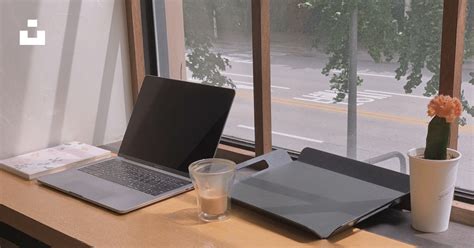 테이블에 노트북과 물 한 잔 사진 Unsplash의 무료 컴퓨터 이미지