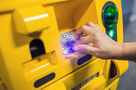 노란색 Atm에서 핀을 입력 하는 손의 닫습니다 손가락 패드에 핀 코드를 눌러 에 대 한 노란색 자동 점원 기계 의 보안 코드 경제에 대한 스톡 사진 및 기타 이미지