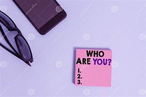 Signo De Texto Que Muestra Quién Es Tu Pregunta Foto Conceptual De