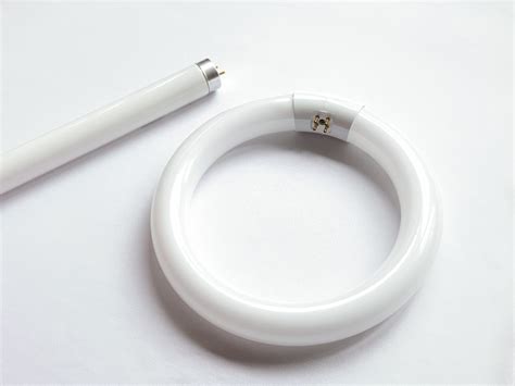 蛍光灯の原理と光る仕組み Ledが苦手な方におすすめする蛍光灯とは？ 照明士が在籍するデスクライトの専門店 デスクライト名品館