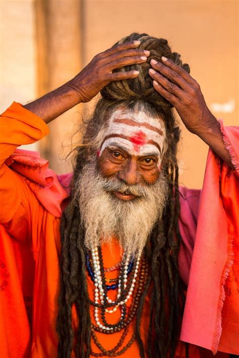 Homme Saint De Sadhu Ou De Baba Sur Les Ghats Du Gange Image Stock