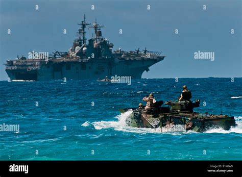 Us Marines With The Assault Amphibious Vehicle Aav Platoon Combat