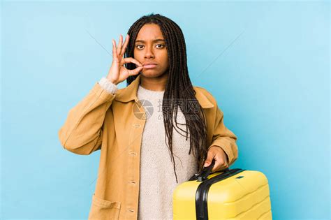 年轻的非洲旅行者女拿着手提箱与外界隔绝用手指在嘴唇上隐高清图片下载 正版图片 摄图网