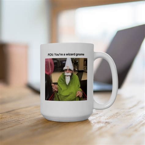 Crawly The Wizard Gnome Guy Taza De Meme Tiktok Gnomo Divertido Con Meme De Red Rosa Regalo