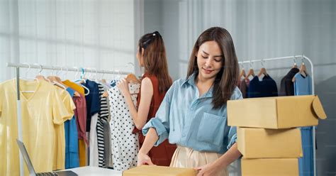 아시아 여자 친구 커플 포장 옷 주문 고객 젊고 매력적인 사업가들은 사무실 상점에서 판매하기 위해 전자 상거래 배송 온라인 소매를 확인하는 소포 상자를 준비하는 일을