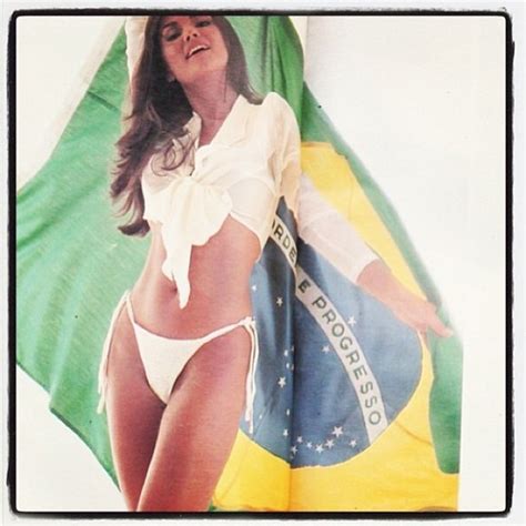 EGO Luiza Brunet posa de biquíni e topless em fotos antigas