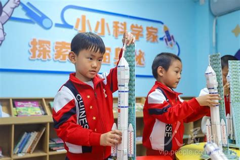 山东青岛童心向太空 共筑航天梦 人民图片网