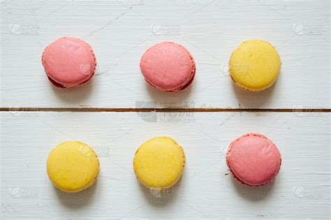 白色木桌上的法式杏仁饼干甜点