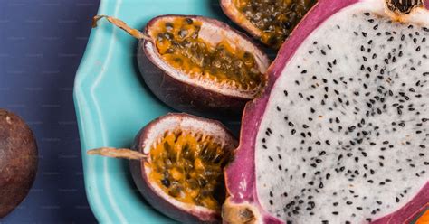 용과를 반으로 자른 파란 접시 사진 Unsplash의 파파야 이미지