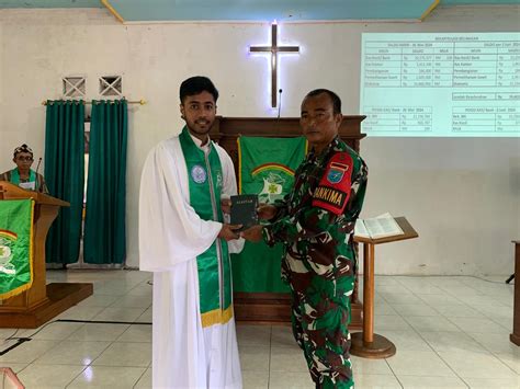 Satgas Pamtas RI Malaysia Yonarmed 16 TK Membagikan Alkitab Dan Kesan