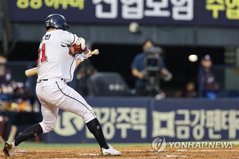 2루타 치는 정수빈 연합뉴스