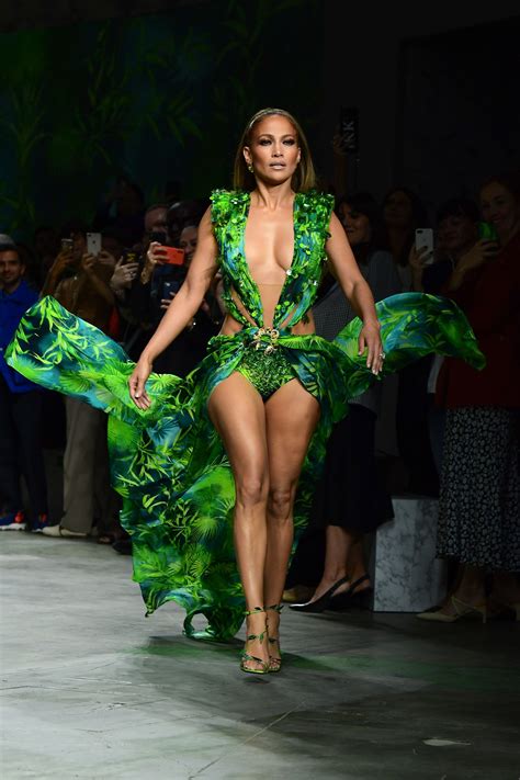 Jennifer Lopez Publica El Making Of De Su Ya Icónico Desfile Para