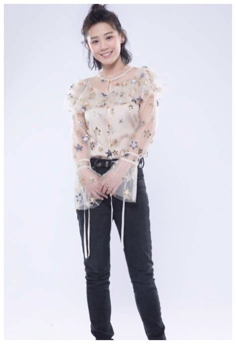 马思纯穿格子裙亮相侧露出香肩性感妩媚显小心机女人味十足