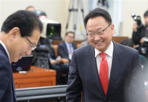 인사하는 유일호 경제부총리 후보자 파이낸셜뉴스