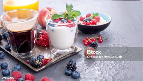 많은 다른 과일 및 열매 비타민과 건강 식품 오렌지 주스 한 잔 요구르트 Muesli 열매와 향기로운 모닝 커피에 맛 있는 아침