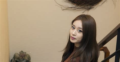 On포토 티아라 지연 섹시한 허리 라인