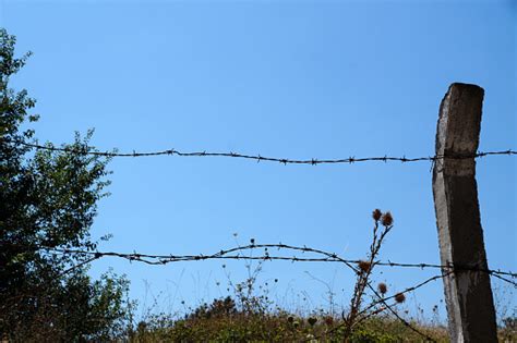 맑은 푸른 하늘 배경에 대한 콘크리트 기둥에 금속 철조망 0명에 대한 스톡 사진 및 기타 이미지 0명 가장자리 강철