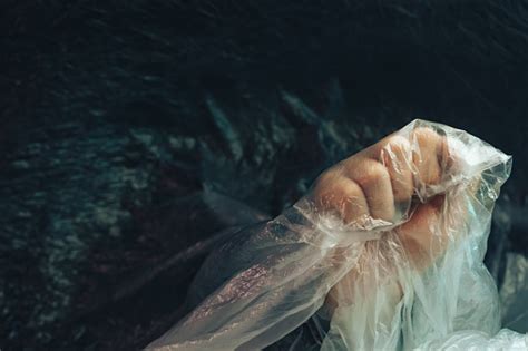 아름다운 추상 플라스틱 셀로판 가방 배경입니다 인간의 손 주먹 손바닥 중지합니다 아니 비닐 가방 개념 세계를 저장 지구를 보호 공포 무서움에 대한 스톡 사진 및 기타 이미지