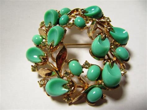 Christmas Sale Vintage Signed Trifari Wreath Gold Tone Pin Brooch
