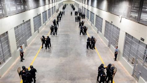 Bukele Inauguró Una Megacárcel Para Pandilleros En El Salvador