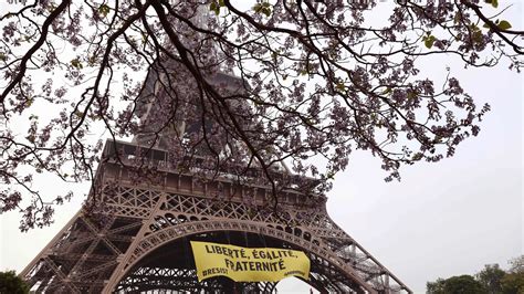 Greenpeace Cuelga Una Pancarta De La Torre Eiffel Contra El Frente