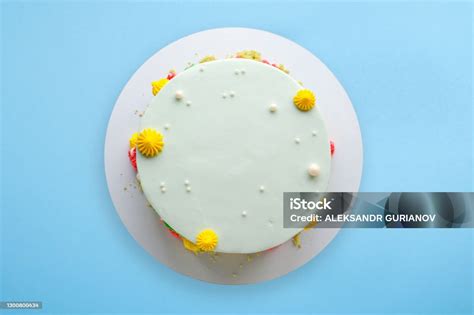 푸른 배경에 조류와 산호와 수중 바다 여러 가지 빛깔의 세계의 형태로 케이크 케이크에 대한 스톡 사진 및 기타 이미지 케이크