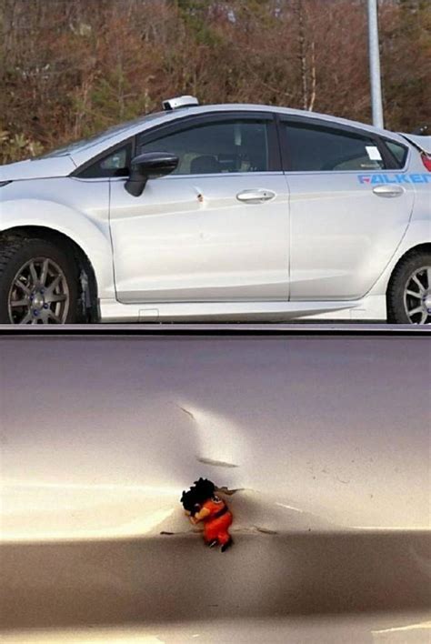 사고로 찌그러진 차 문짝에 대처하는 차주