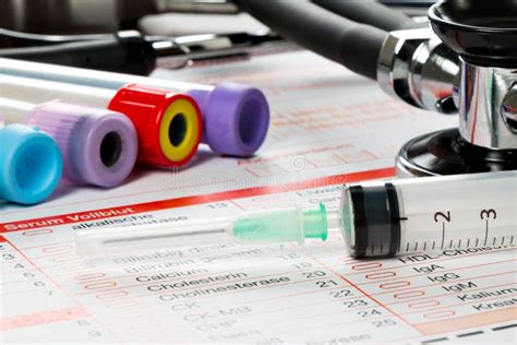 Laboratoriumdocument En Werktuigen Voor Bloedonderzoek Stock Foto