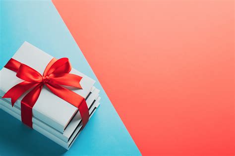 텍스트가 있는 컬러 배경에 있는 선물 리본에 책 더미 교육 개념 과 책 기부 0명에 대한 스톡 사진 및 기타 이미지 0명 공란 공휴일 Istock