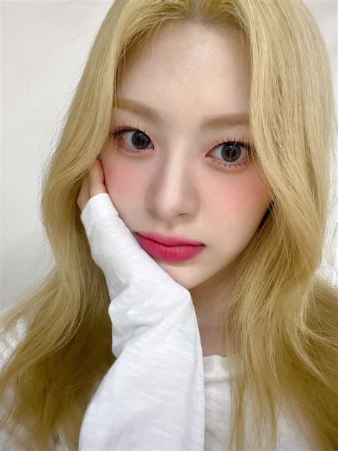 Stayc스테이씨 On Twitter 세은 치통네컷📸😬 Stayc 스테이씨 Seeun