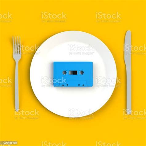 블루 빈티지 오디오 테이프 카세트의 가까이에 접시 나이프와 포크 노란색 배경에 상위 보기 복사 공간 3d 렌더링 0명에 대한 스톡 사진 및 기타 이미지 Istock
