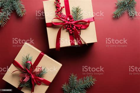 크리스마스 선물 상자는 마르살라 빨간 배경에 리본 활과 전나무 가지를 장식 크래프트 종이 를 포장 플랫 레이 상단 보기 크리스마스 겨울 방학 새해 축하 개념 0명에 대한