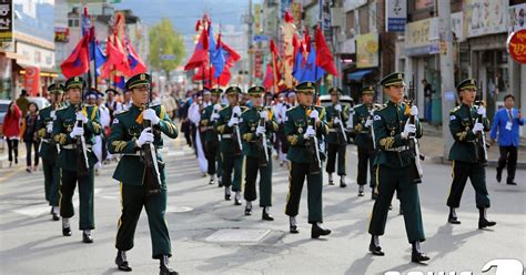 받들어 총 군 장병도 함께한 현감행렬