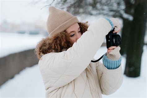 집 밖의 겨울 겨울 사진 경치 경치가 좋은 계절 계층화 된 곱슬머리 공원 기쁨 꽁꽁 언 나무 눈 눈 내리는 따뜻한 옷 렌즈 모험 미소 배경