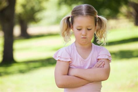 Triste Joven Con Los Brazos Cruzados En El Parque Foto Premium