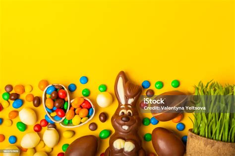 텍스처 테이블에 부활절 초콜릿 토끼입니다 초콜릿 달걀 및 기타 과자 부활절 축하 개념입니다 식탁 위의 부활절 과자 텍스트의 위치 복사 공간 갈색에 대한 스톡 사진 및 기타
