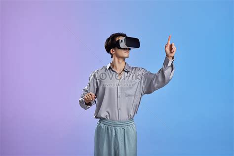 Vr 안경을 사용하는 메타버스 미래의 남자 사진 무료 다운로드 Lovepik