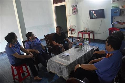 Lãnh đạo Viện KSND tỉnh Quảng Ngãi thăm tặng quà cán bộ trong Ngành có