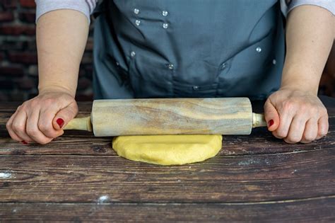 나무 테이블 배경에 큰 맛있는 사과 타르트 또는 파이를 준비하는 여성 건강한 생활방식에 대한 스톡 사진 및 기타 이미지 건강한 생활방식 건강한 식생활 과일 Istock
