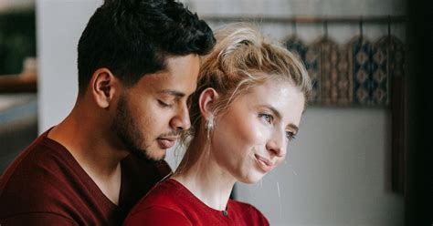 Qué Significa Que Un Hombre Te Abrace Por La Cintura