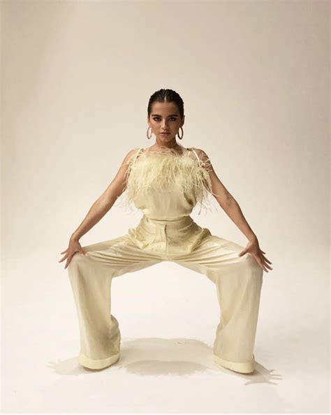 Pose R Isabelamercedlove