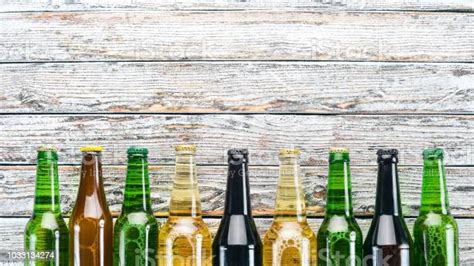 맥주 병의 큰 선택입니다 흰색 나무 테이블에 텍스트에 대 한 여유 공간입니다 최고의 볼 수 있습니다 0명에 대한 스톡 사진 및