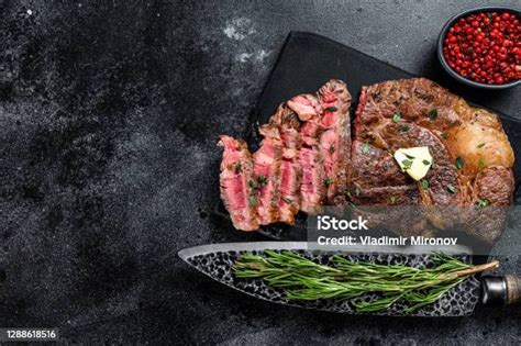Potong Steak Daging Sapi Gulung Mata Chuck Panggang Di Papan Marmer