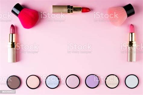 핑크 배경 평면에 장식 화장품 및 메이크업 제품의 프레임이 하다 패션 및 뷰티 블로그 개념 0명에 대한 스톡 사진 및 기타