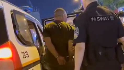 一男子当街开车门抢小孩，警方回应：经初步调查，男子患有精神疾病凤凰网视频凤凰网