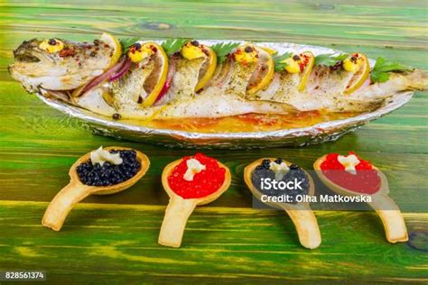 레몬 토마토와 그린 포 일에 그릴 요리는 생선 송어 숟가락의 형태로 빨간 캐 비어 다음 Tartlets 에 녹색 나무 배경 사이드 뷰입니다 0명에 대한 스톡 사진 및 기타