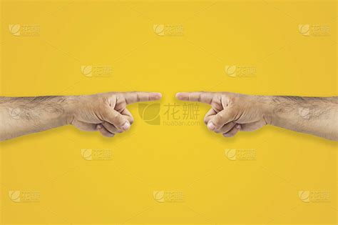 手的姿势。手指指向橙色背景