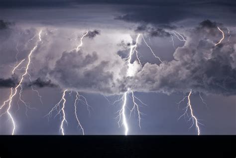 Imágenes De Fulmini Descubre Bancos De Fotos Ilustraciones Vectores Y Vídeos De 826 Adobe Stock