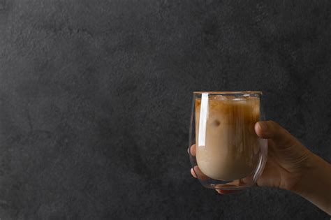 여성의 손에 어두운 배경에 우유와 얼음 조각이있는 차가운 커피 공간 복사 라떼에 대한 스톡 사진 및 기타 이미지 라떼 각얼음 냉동된 Istock